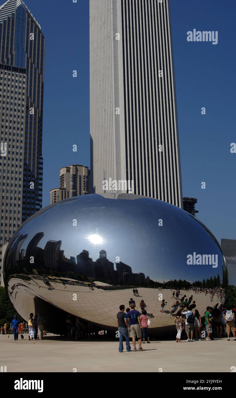 Illinois chicago millennium park kapoor escultura hi-res stock ...