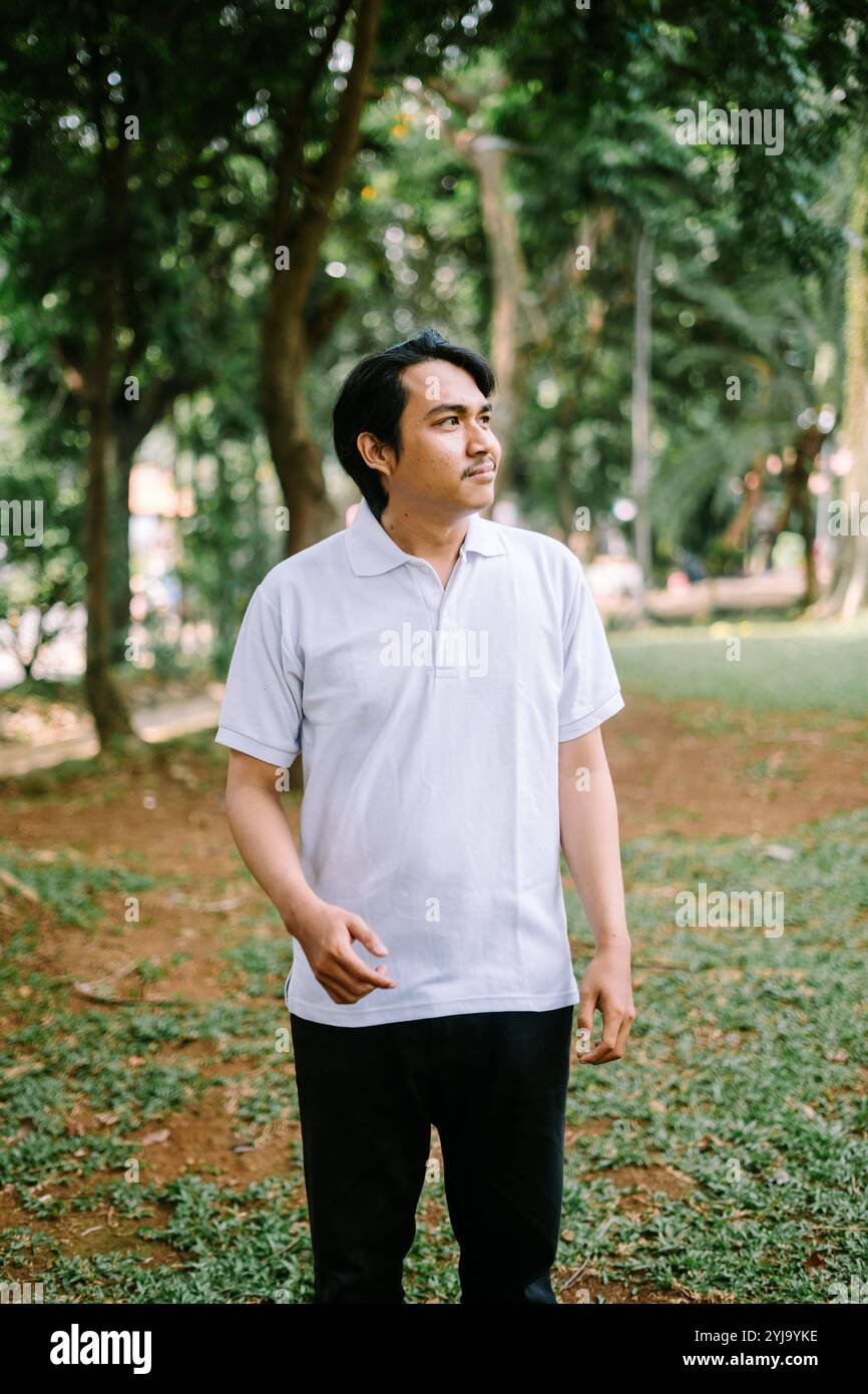 Man looking left hi-res stock photography and images - Alamy