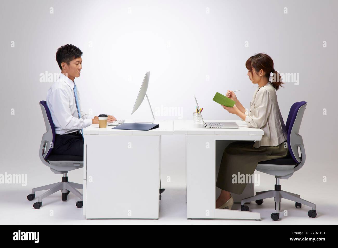 Working at desks hi-res stock photography and images - Alamy