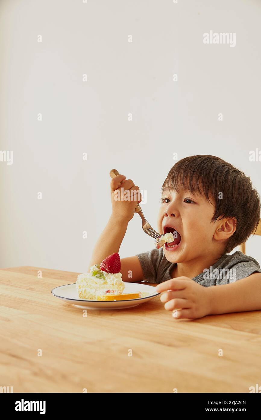 Japanese strawberry shortcake hi-res stock photography and images - Alamy