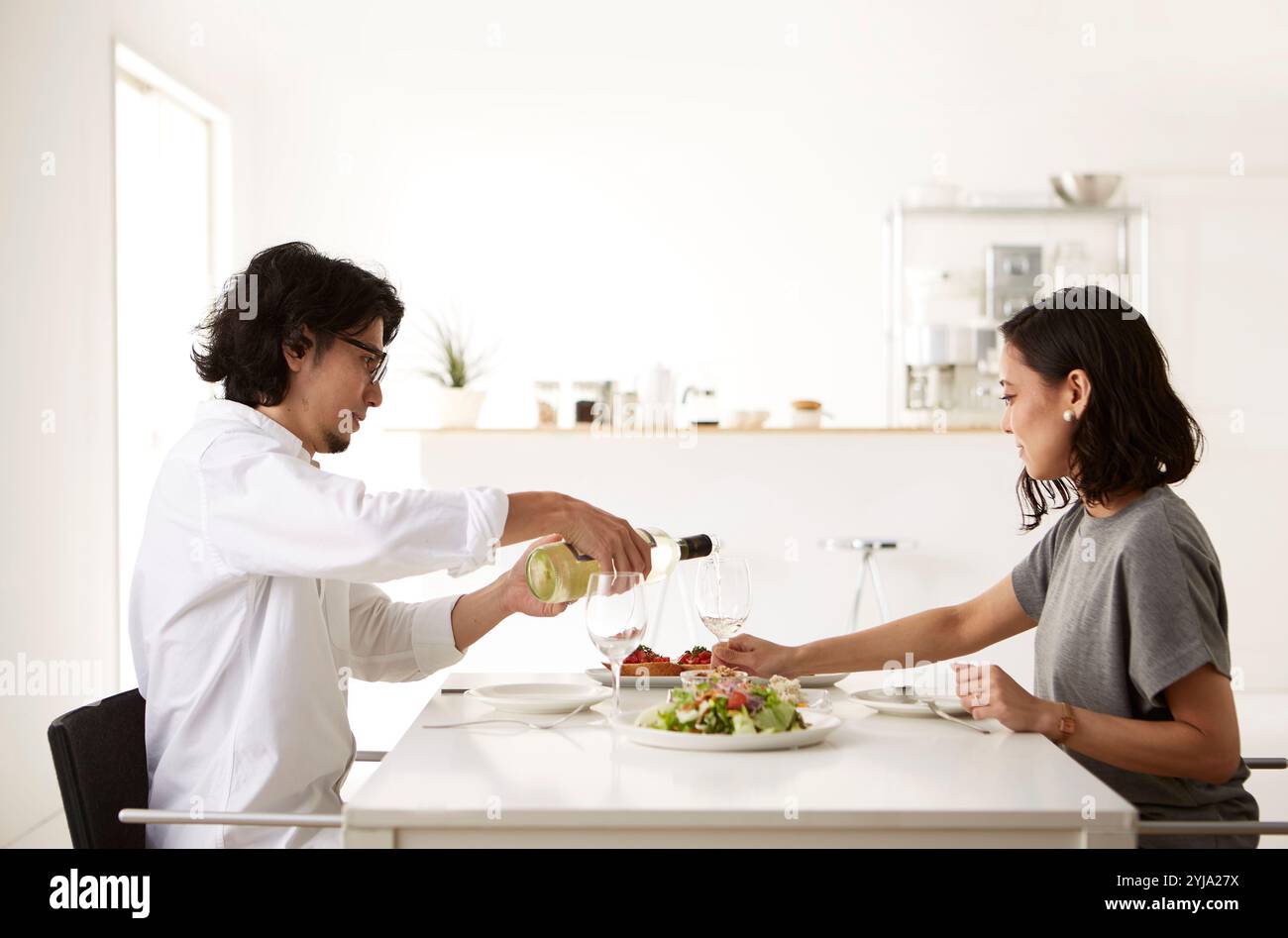 Two women eating at kitchen table hi-res stock photography and images ...