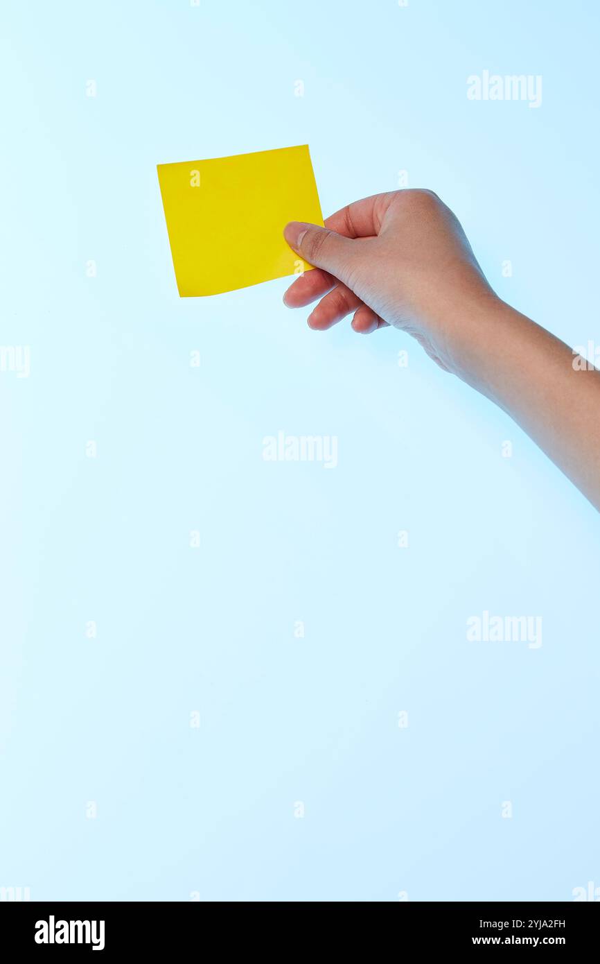 Person holding sticky note hi-res stock photography and images - Alamy