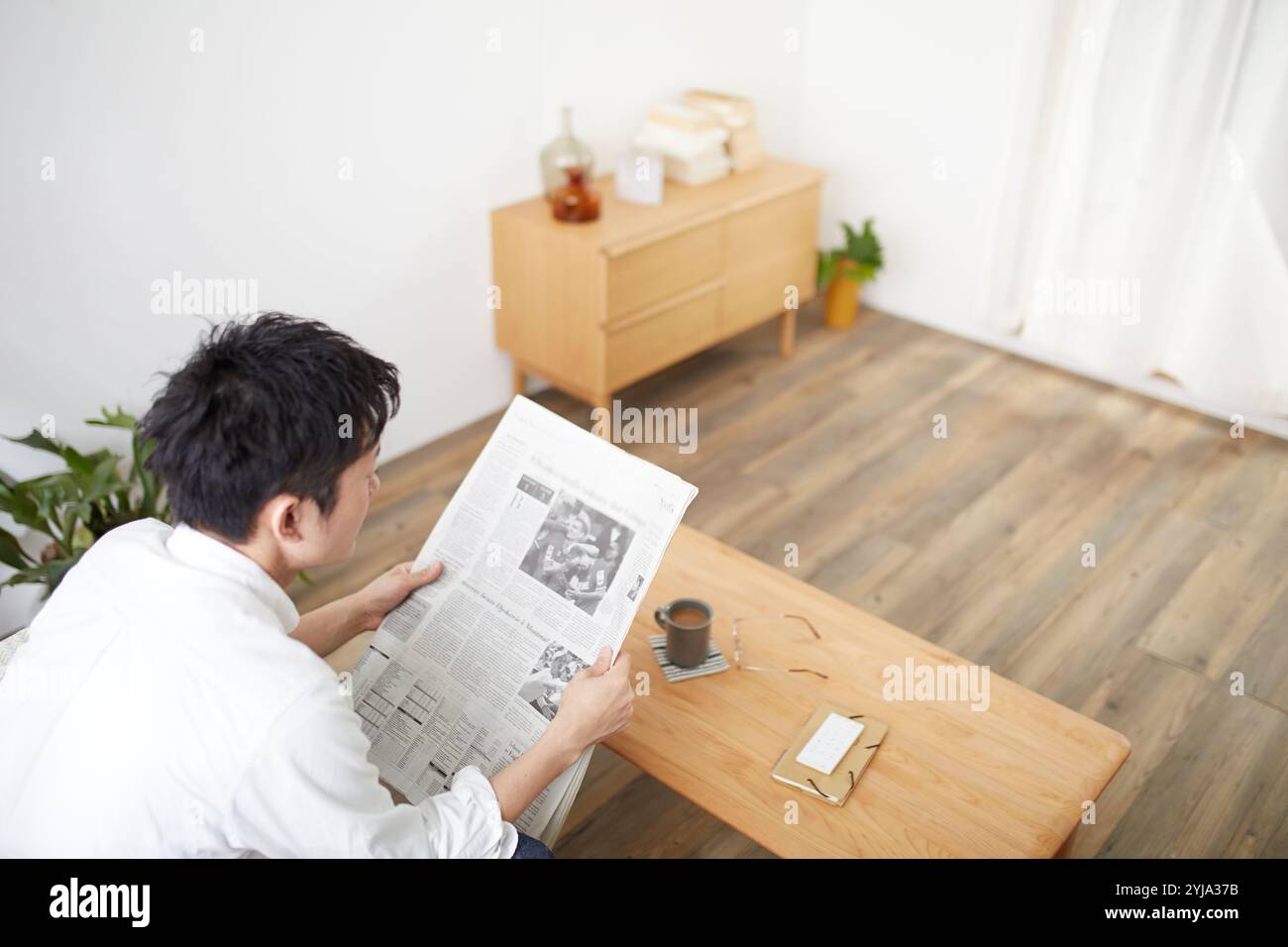 Japanese reading newspaper hi-res stock photography and images - Alamy