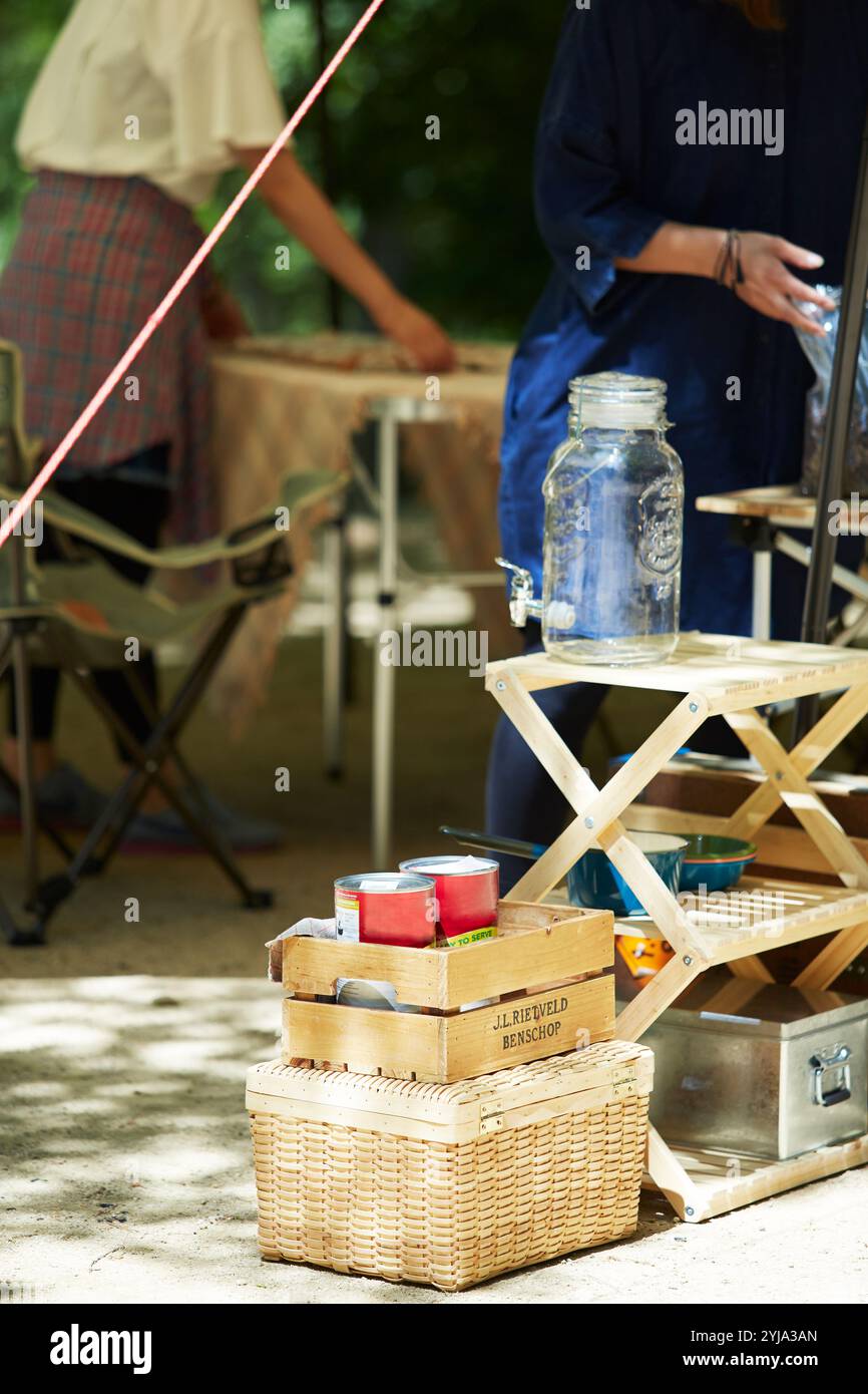 Setting up a camp hi-res stock photography and images - Alamy