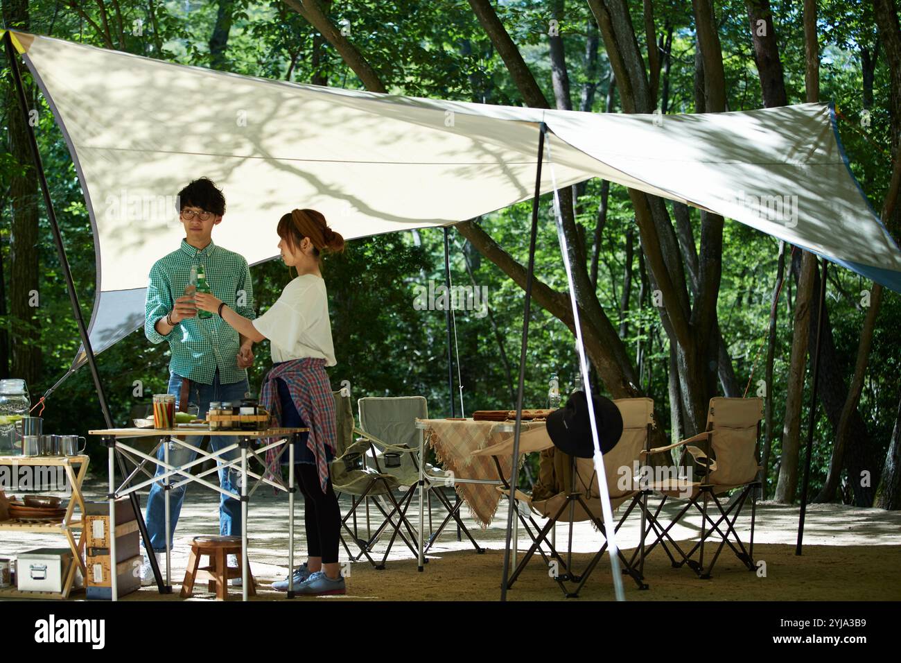 Couple talking outdoor 20s hi-res stock photography and images - Alamy