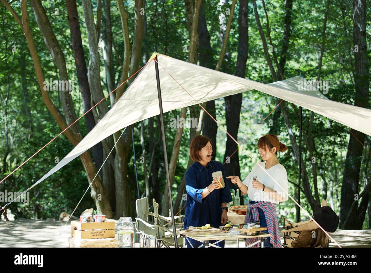 Tarp rope tree hi-res stock photography and images - Alamy