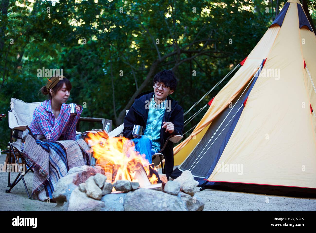Men around a camp fire hi-res stock photography and images - Alamy