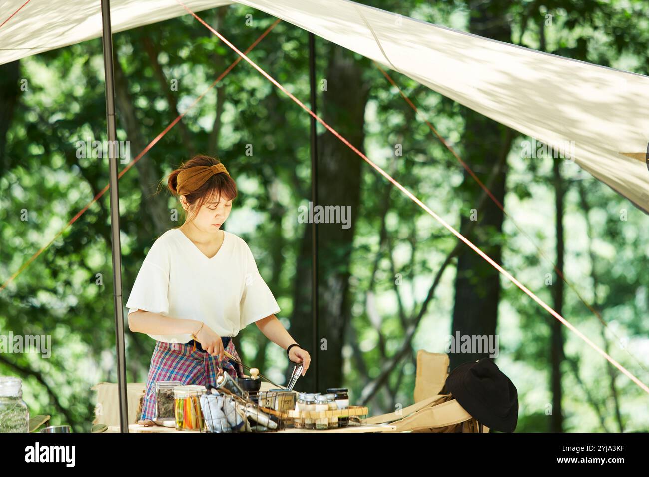 Working under the table hi-res stock photography and images - Alamy