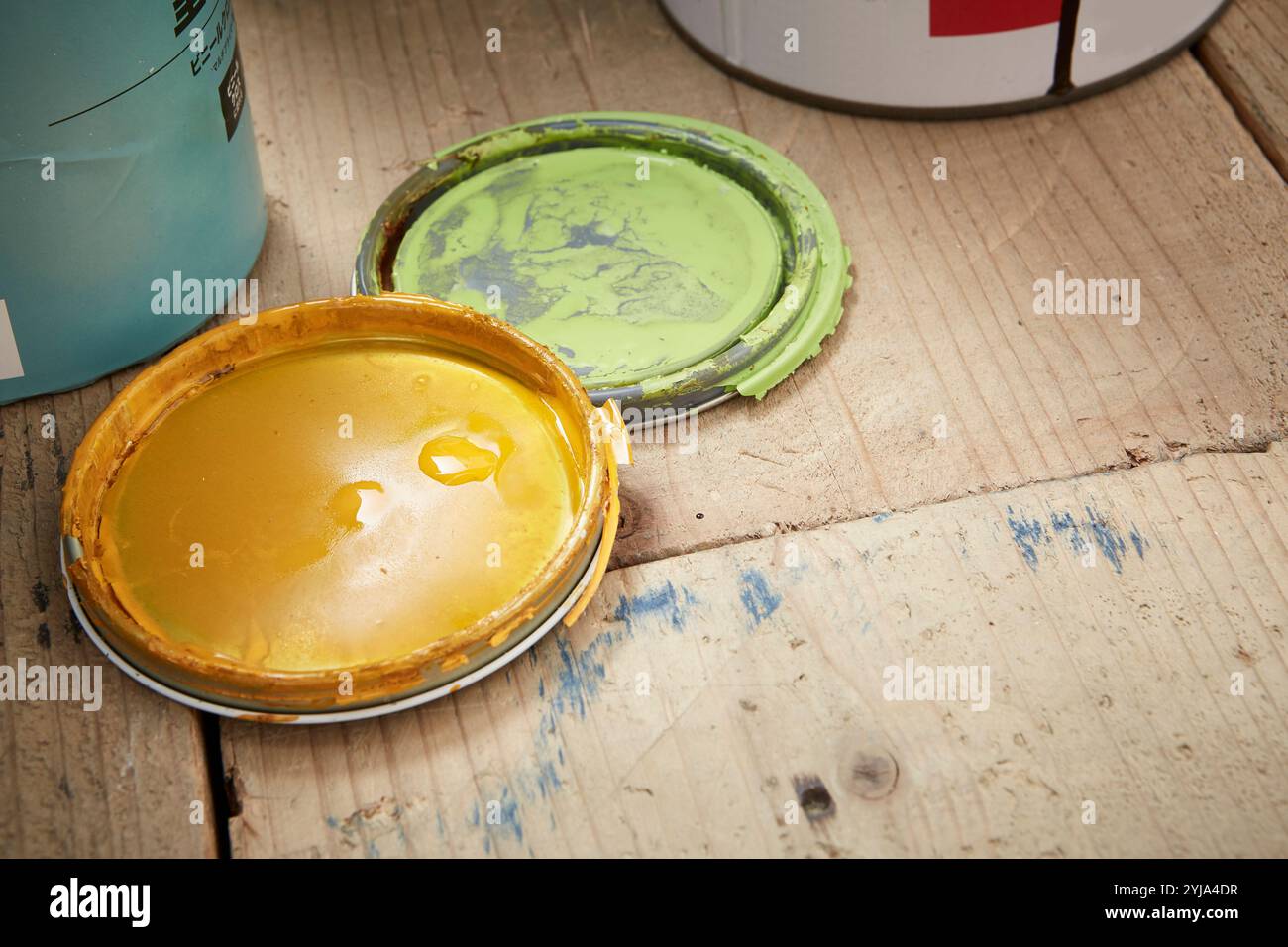 Paint can lid yellow hi-res stock photography and images - Alamy