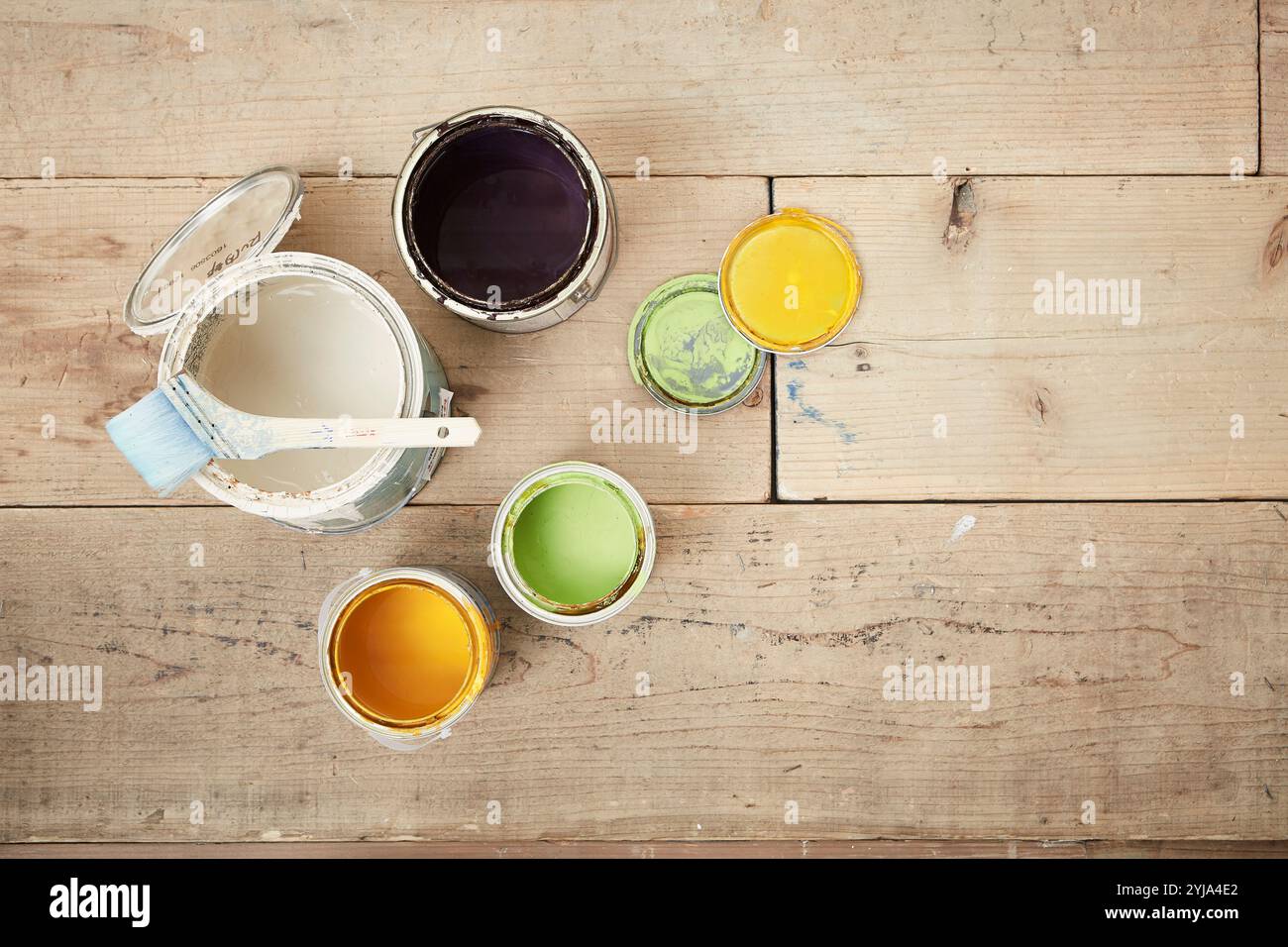 4 coloured paint cans and brushes Stock Photo - Alamy