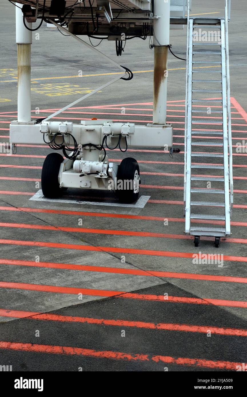 aircraft wheels on the airport runway Stock Photo - Alamy