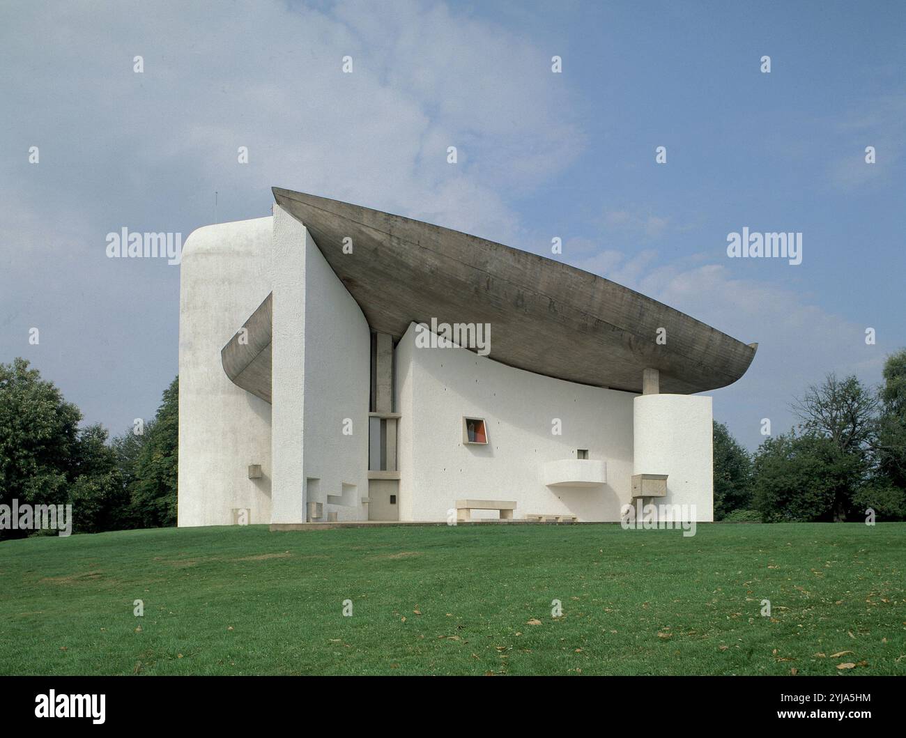 FACHADA SUR DE LA CAPILLA NOTRE DAME DU HAUT EN RONCHAMP CONSTRUIDA ...