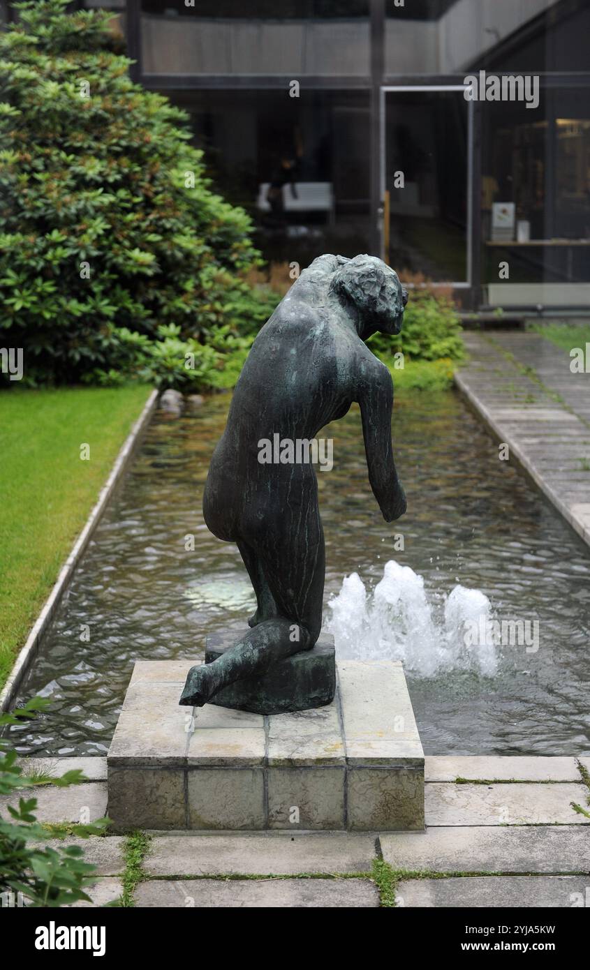 Courtyard at source park hi-res stock photography and images - Alamy