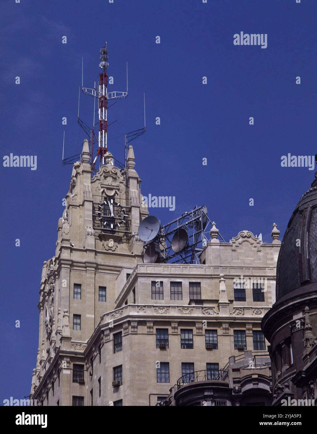 REMATE ARQUITECTONICO DEL EDIFICIO TELEFONICA SITUADO EN LA CALLE GRAN VIA 28 CONSTRUIDO EN 1929 ...