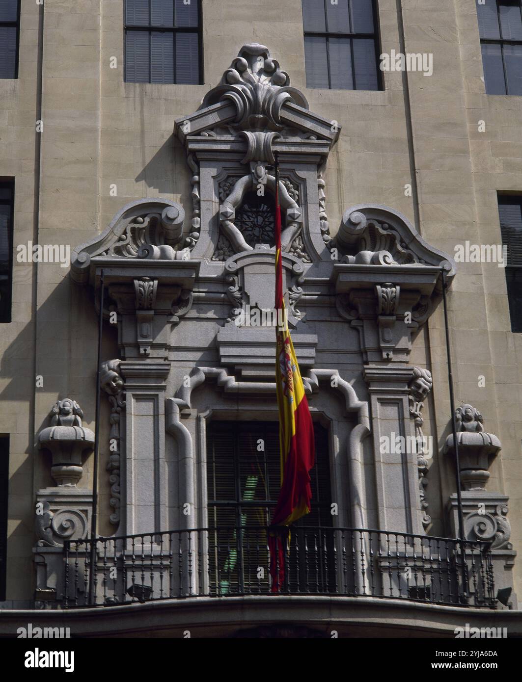 PORTADA DEL EDIFICIO DE TELEFONICA, CONSTRUIDO EN 1929. Author: IGNACIO ...