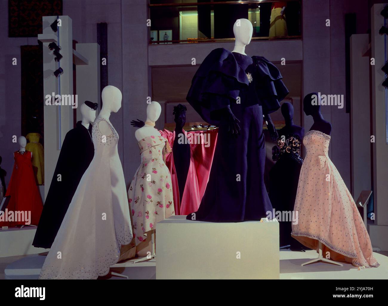 TRAJES DE NOCHE-1958-60. Author: CRISTOBAL BALENCIAGA (1895-1972). Location: EXPOSICION ...
