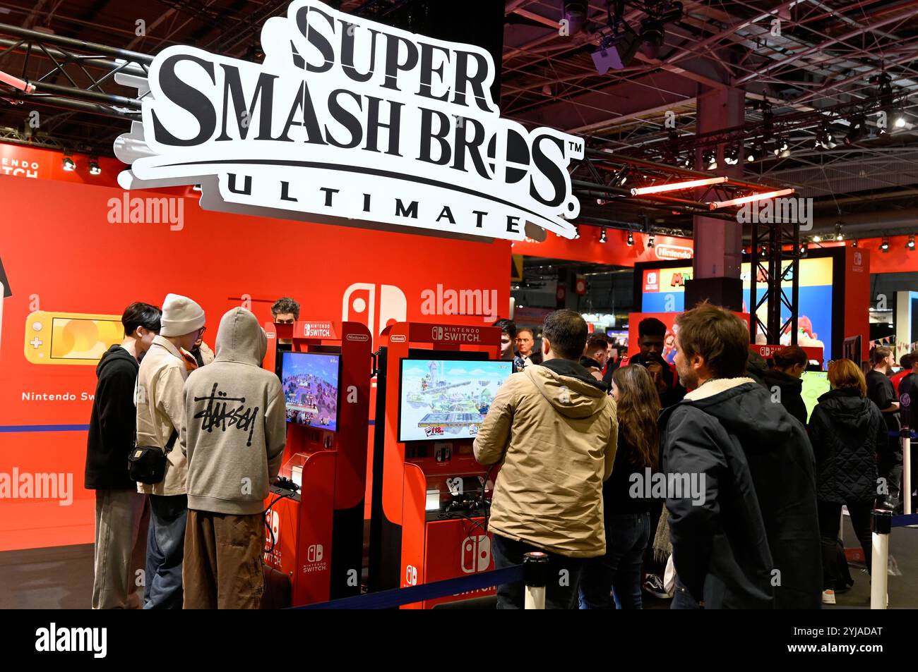 Paris, France. 22nd Oct, 2024. Visitors and gamers play the game ...
