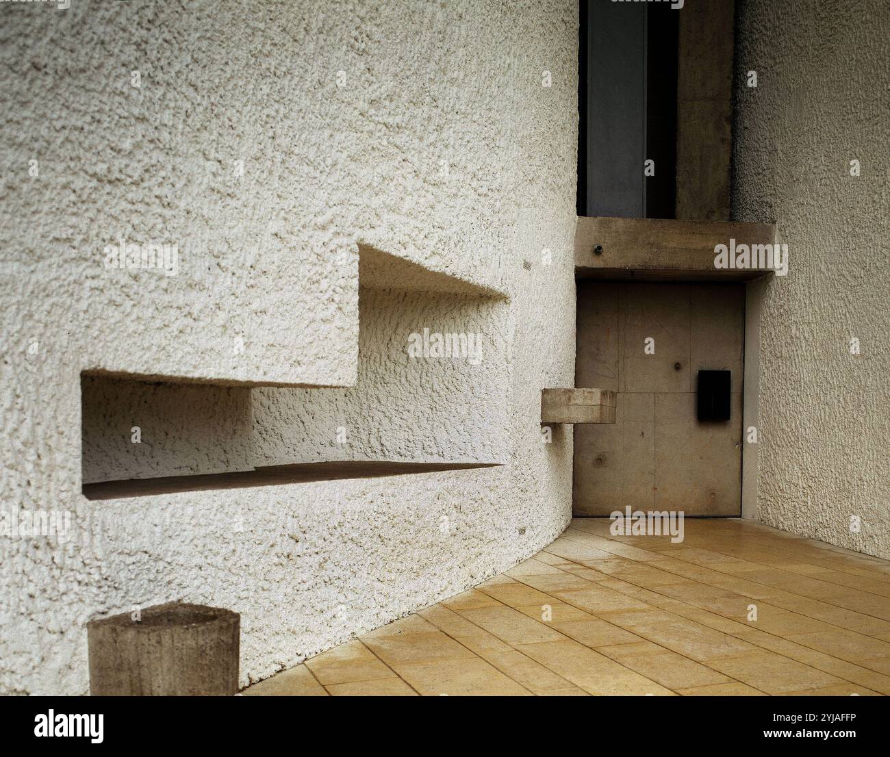 PUERTA DE LA FACHADA SUR DE LA CAPILLA NOTRE DAME DU HAUT EN RONCHAMP ...