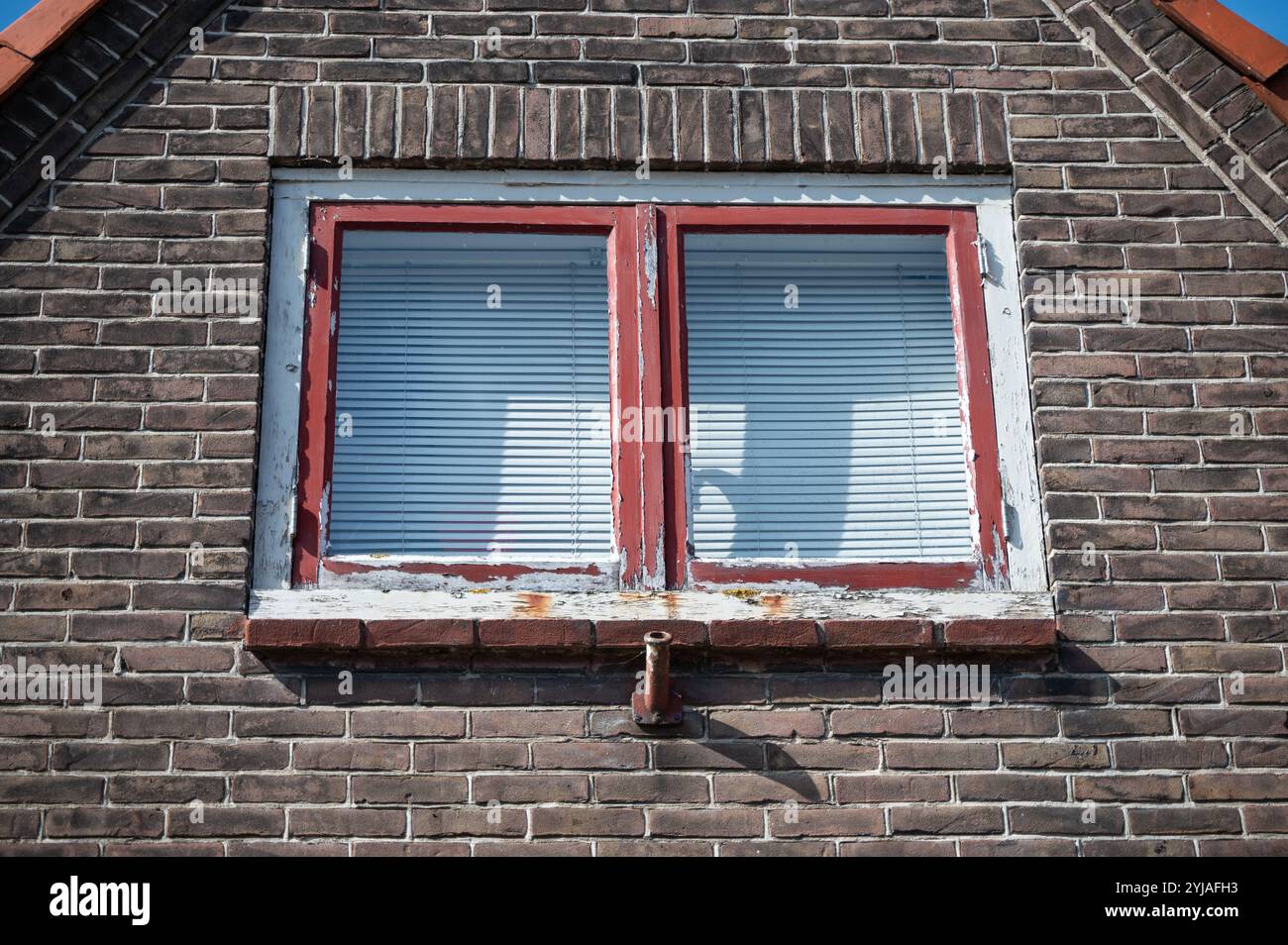 Red window frames hi-res stock photography and images - Alamy