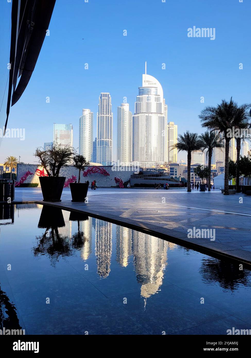Schatten. Wasserbecken. Dubai Opera. skyline. skyscraper. el seed ...