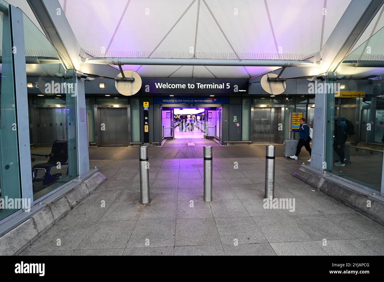 Entrance to Terminal 5 at London Heathrow Stock Photo - Alamy