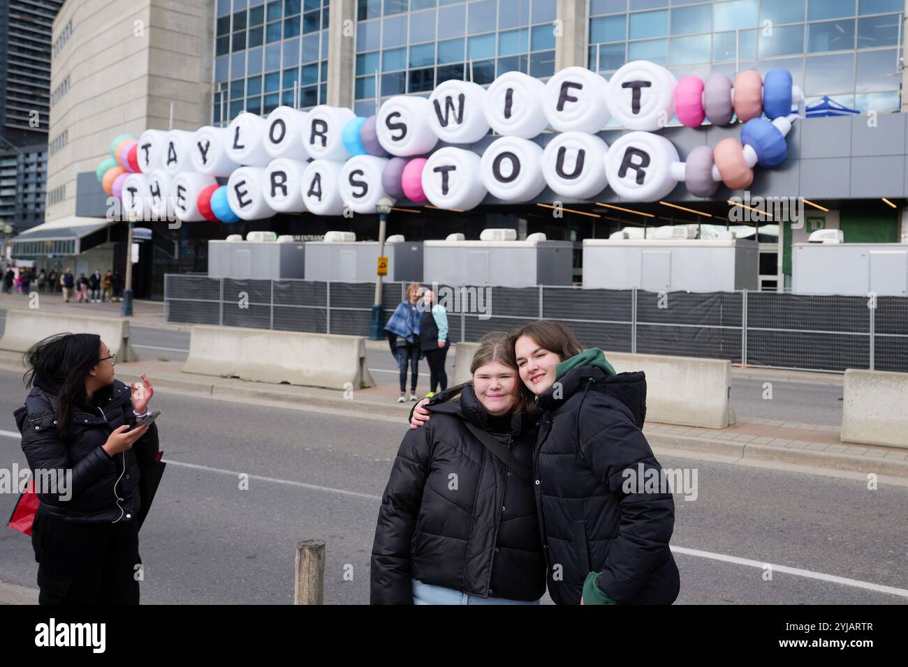 Toronto, Can. 13th Nov, 2024. Taylor Swift fans pose for a photo ...