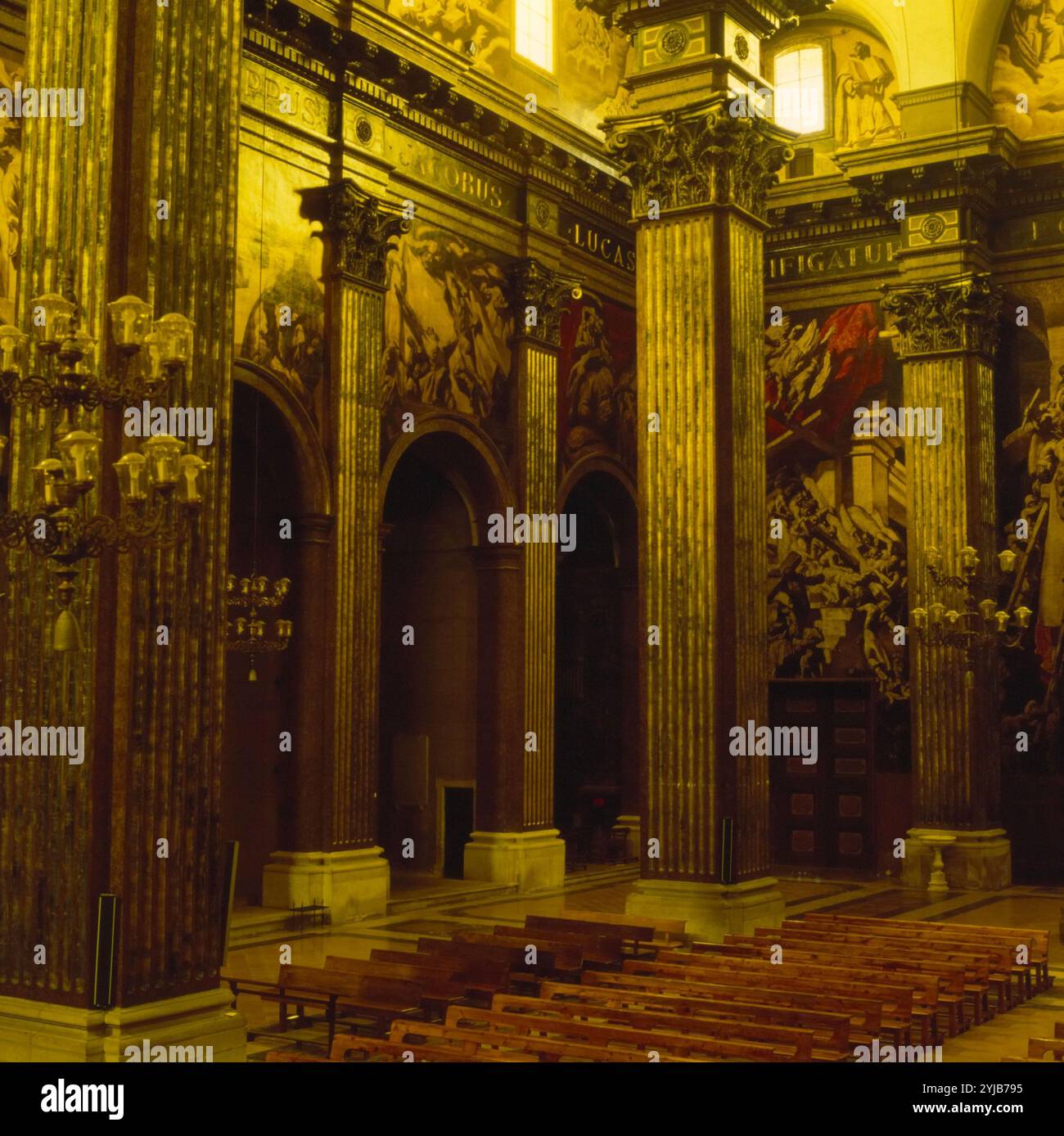 Interior de la catedral de San Pedro de Vic. Pinturas murales de Josep ...
