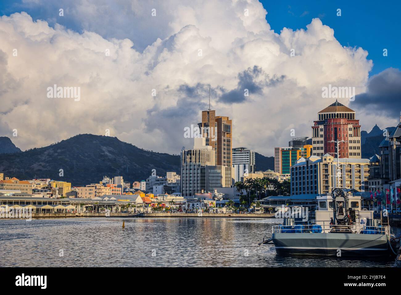 Docked ships against buildings hi-res stock photography and images - Alamy