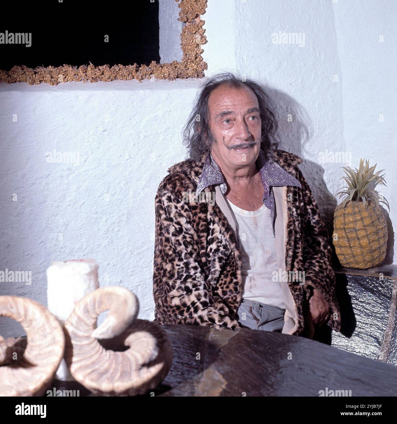 SALVADOR DALI. PINTOR ESPAÑOL. FOTOGRAFIA EN SU CASA DE CADAQUES , AÑO ...