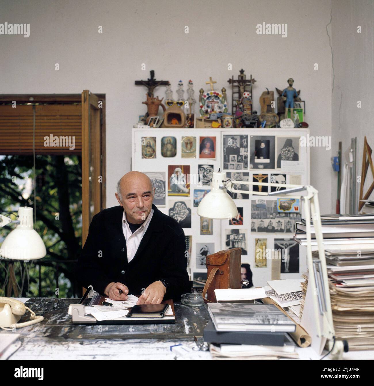 SAURA , ANTONIO. PINTOR ESPAÑOL. HUESCA 1930 - 1998. FOTO EN SU ESTUDIO ...