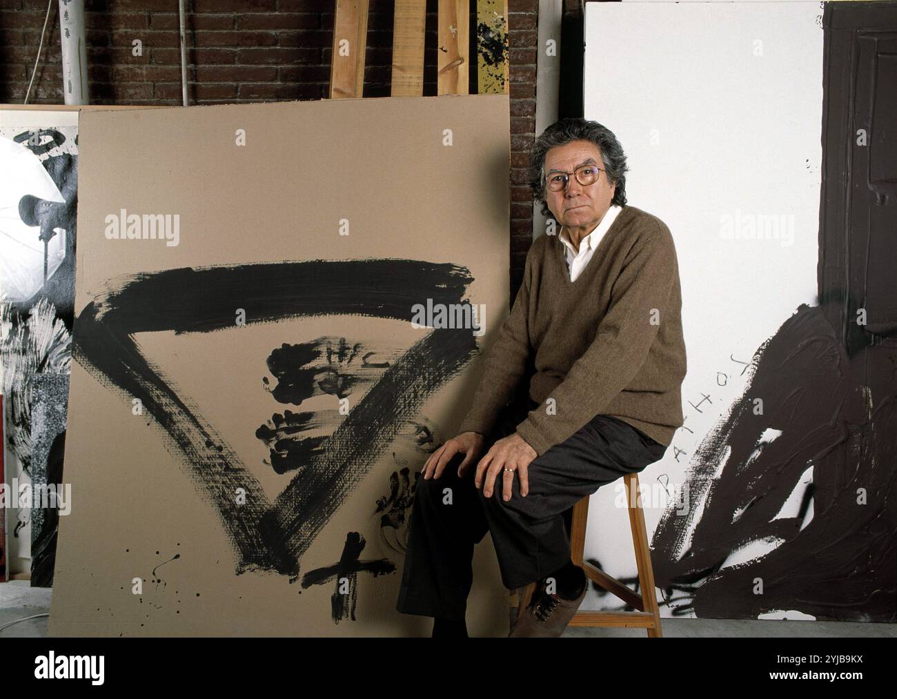 TAPIES , ANTONI. PINTOR ESPAÑOL. 1932. FOTO AÑO 1993 Stock Photo - Alamy
