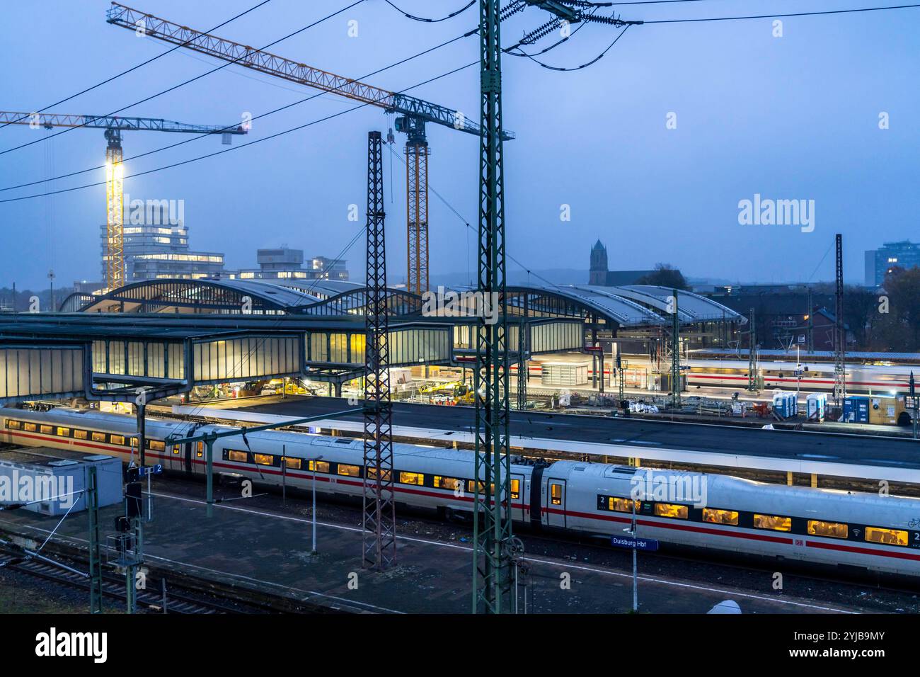 Modernisierung des Duisburger Hauptbahnhof, die Bahnsteige der 13 ...