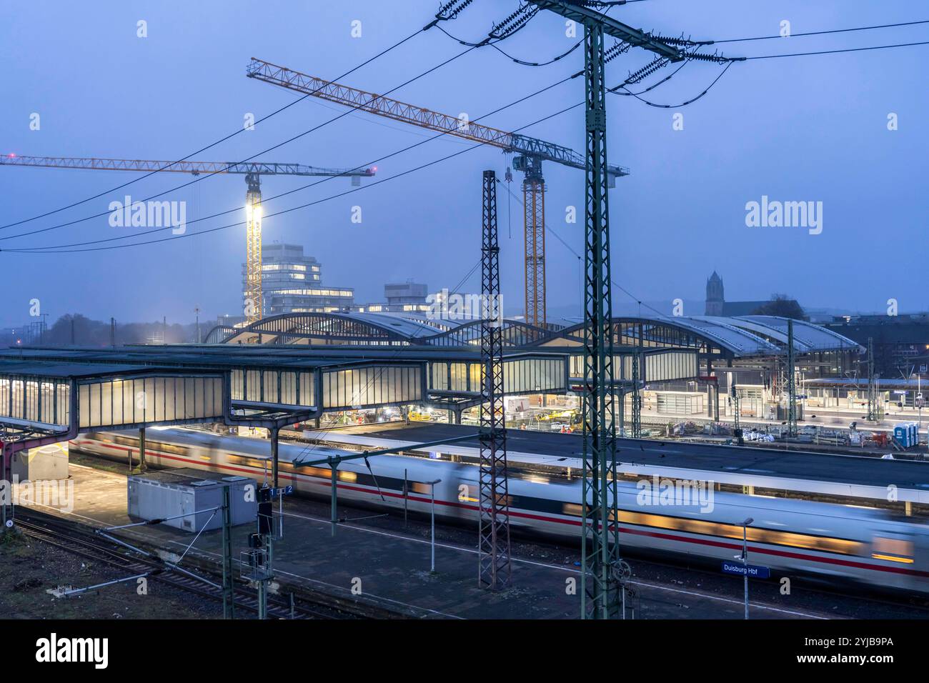 Modernisierung des Duisburger Hauptbahnhof, die Bahnsteige der 13 ...
