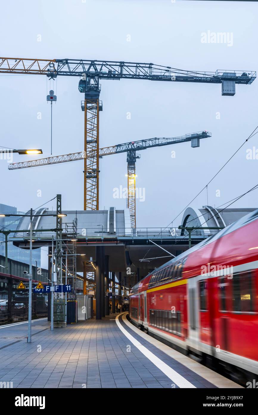 Modernisierung des Duisburger Hauptbahnhof, die Bahnsteige der 13 ...