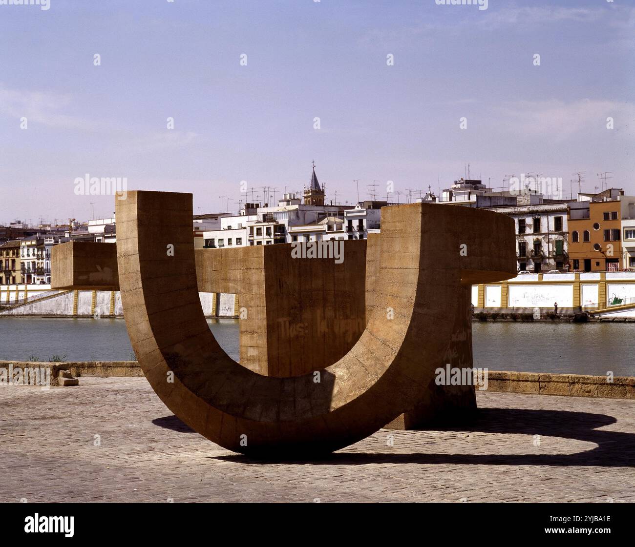 CHILLIDA, EDUARDO. ESCULTOR ESPA¿OL. SAN SEBASTIAN 1924-. "MONUMENTO A ...