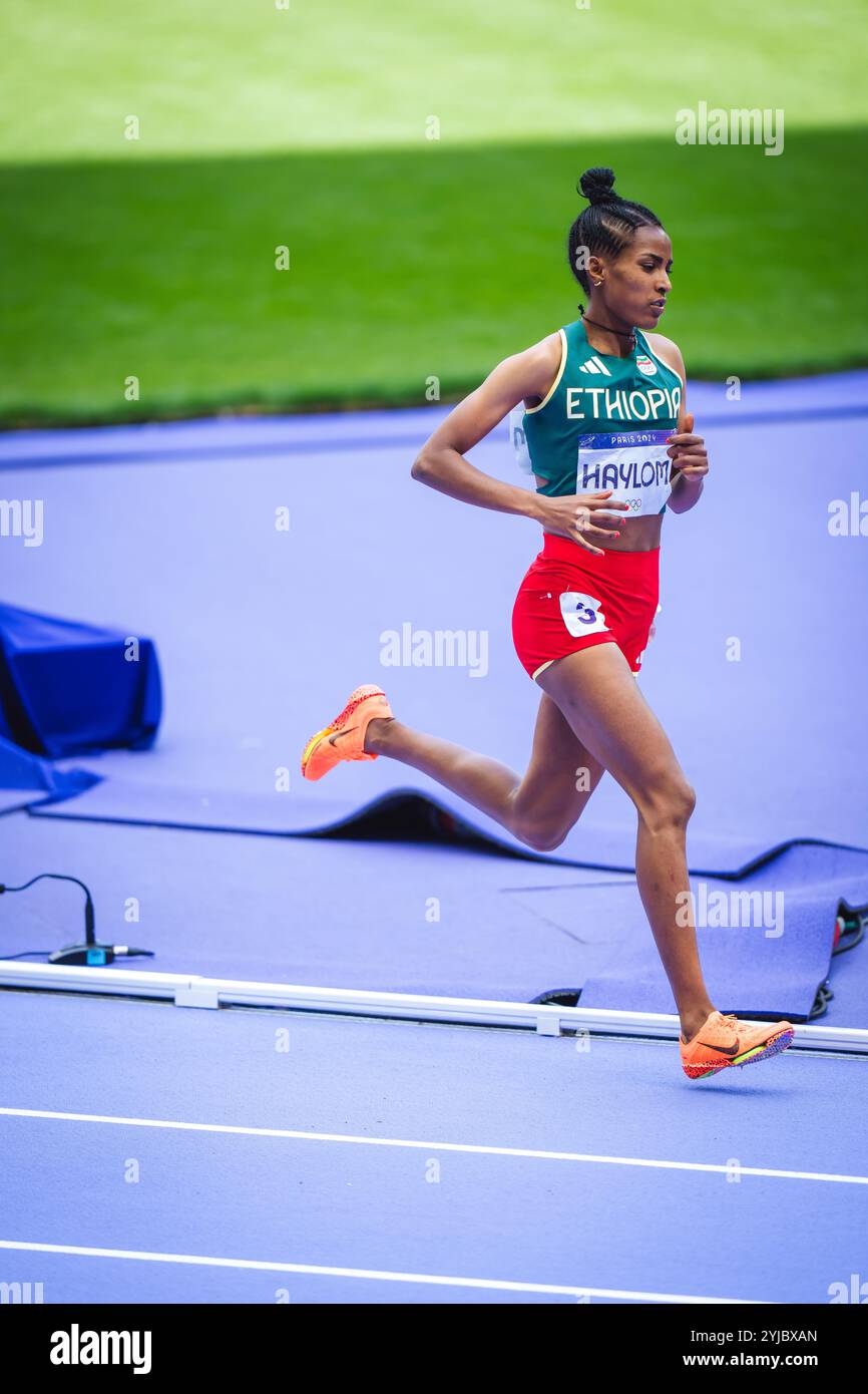 Birke Haylom participating in the 1500 meters at the Paris 2024 Olympic ...
