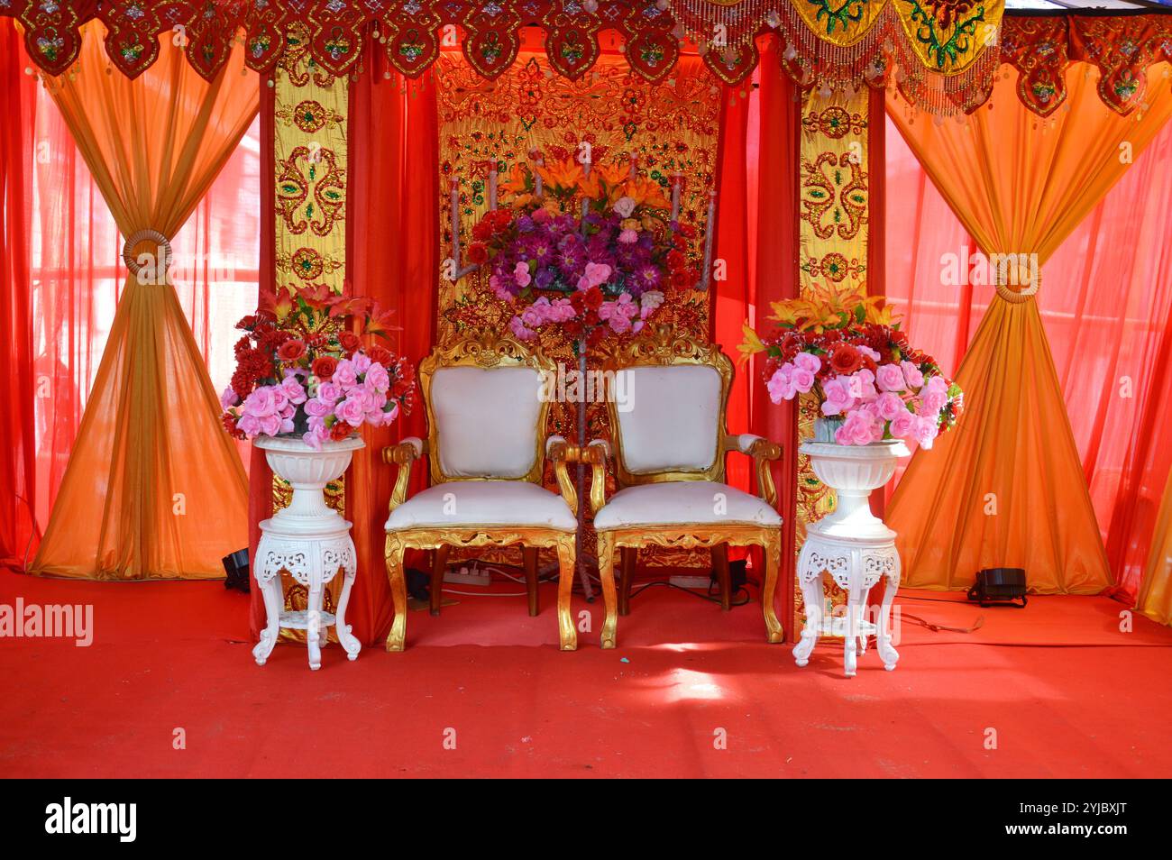 bridal wedding stage decoration Stock Photo - Alamy