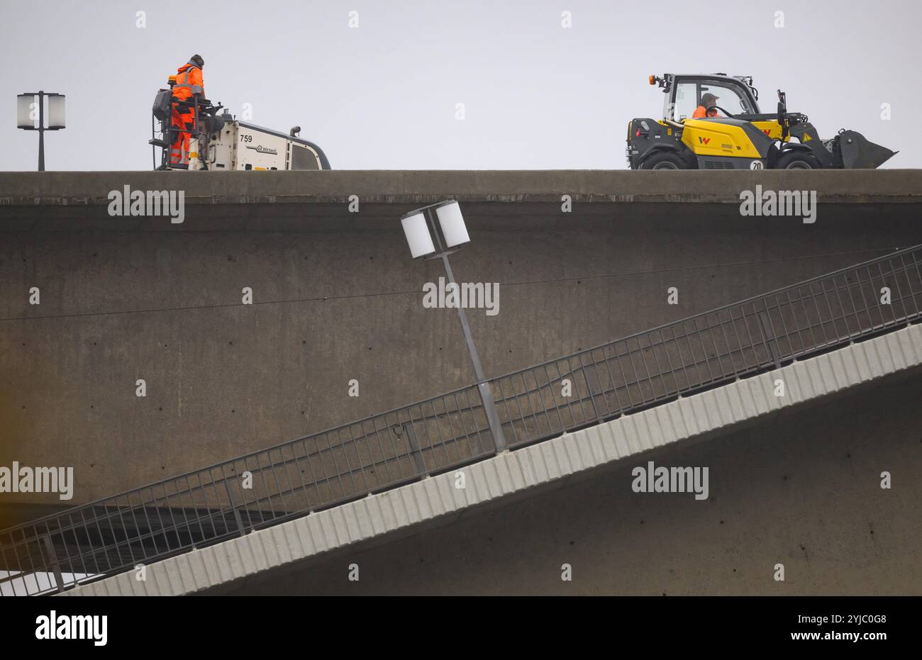 Dresden, Germany. 14th Nov, 2024. Workers drive over the non-collapsed ...