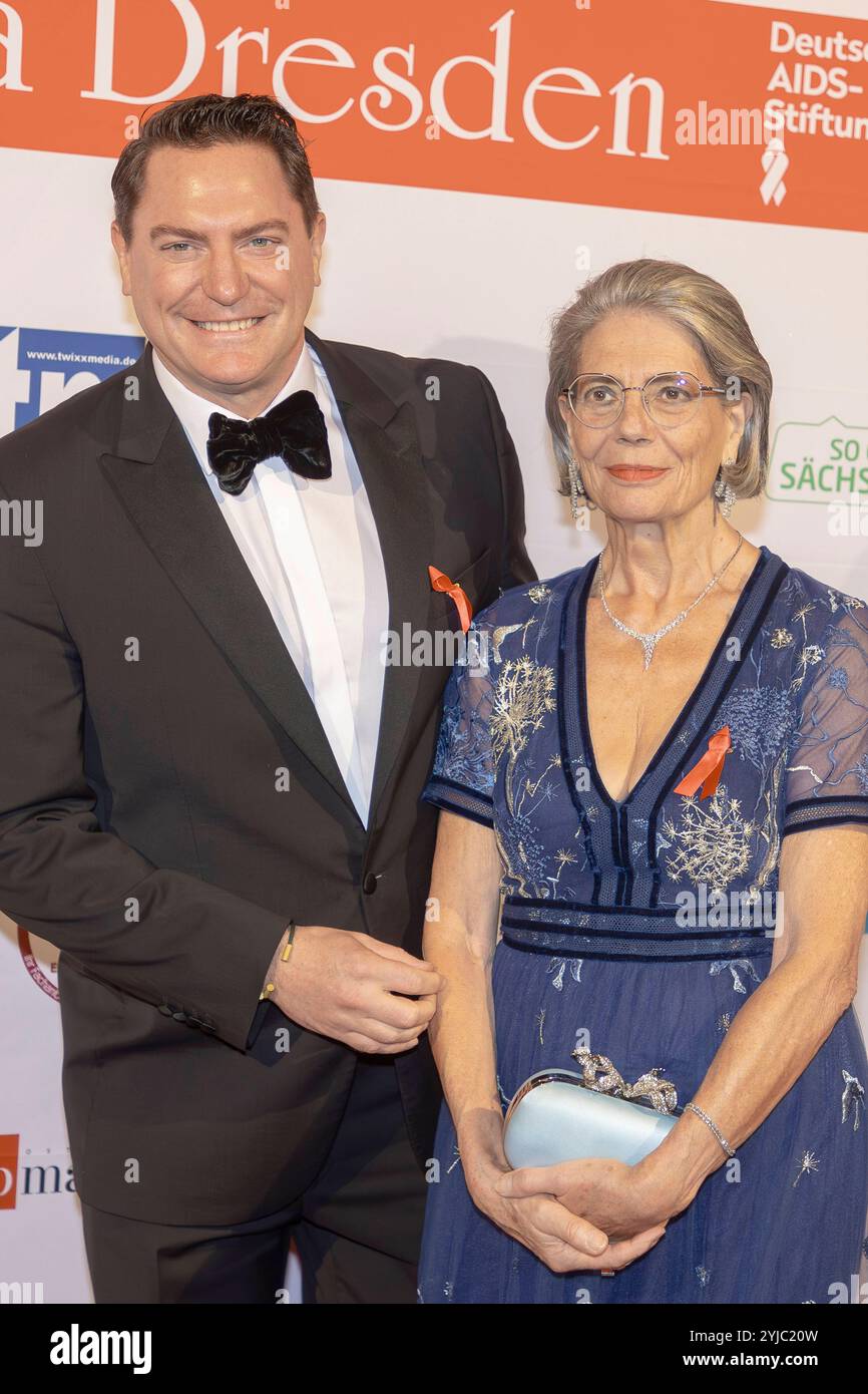 Benjamin Bieneck mit Mutter Ute kommen zur 16. HOPE Gala im ...