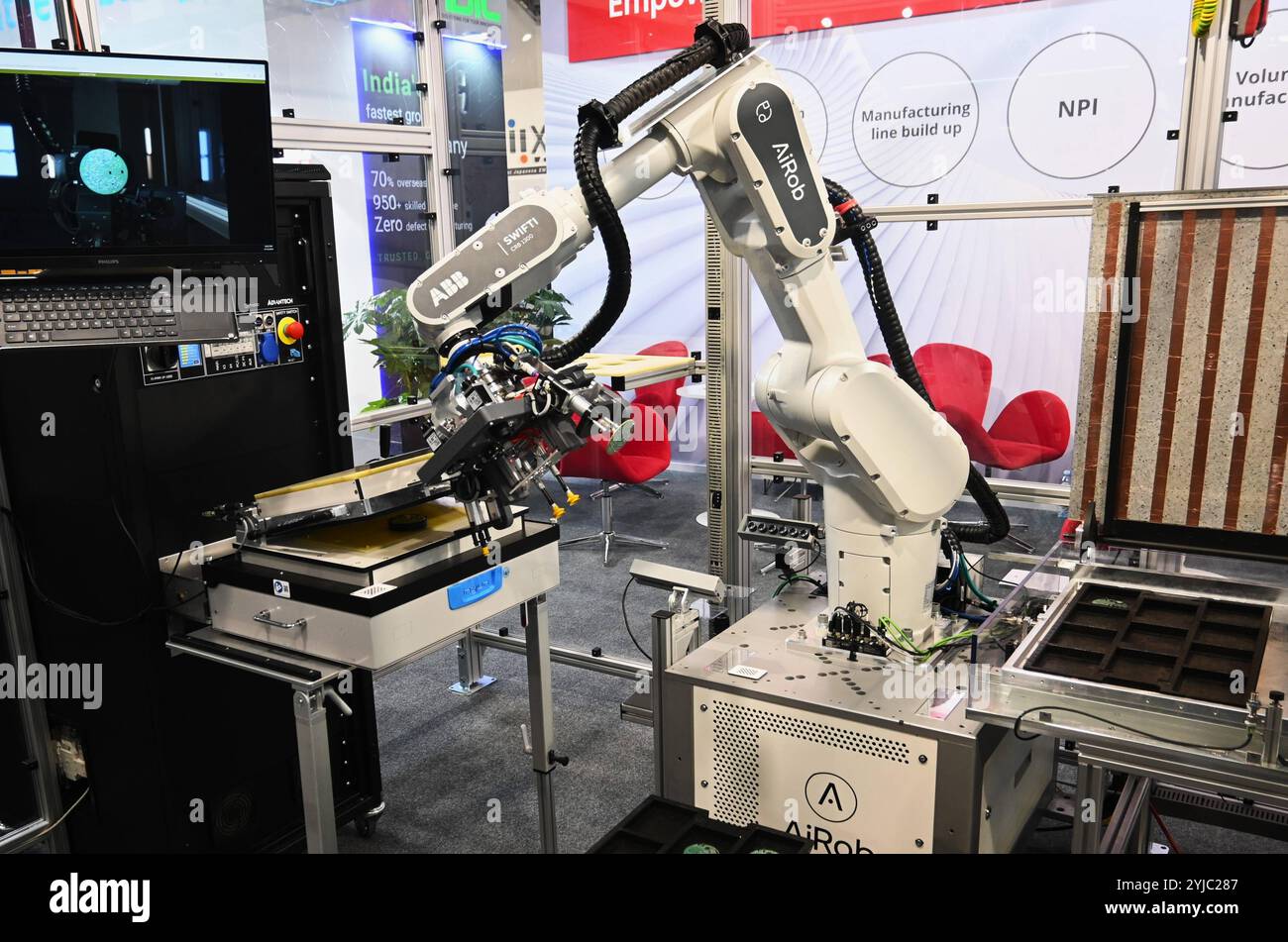 Abb robot hi-res stock photography and images - Alamy