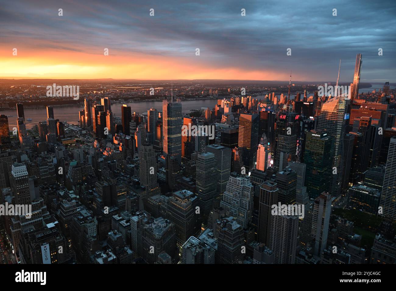 Aerial view skyscrapers silhouette hi-res stock photography and images ...
