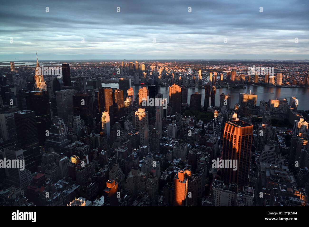 Manhattan nyc skyline golden hour hi-res stock photography and images ...