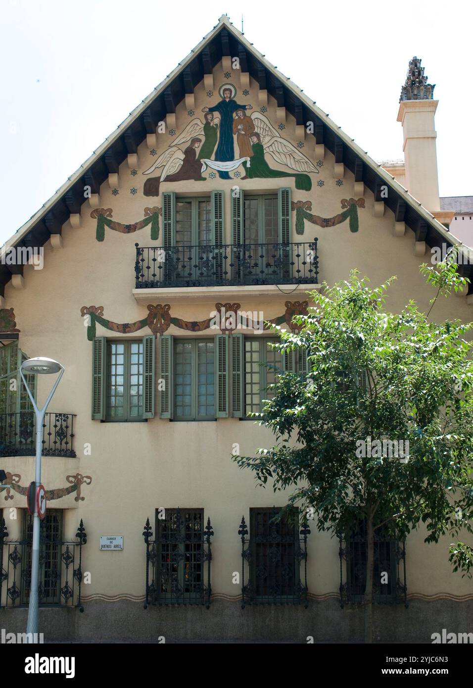 La Casa Pere Company es un edificio modernista de Barcelona, España ...
