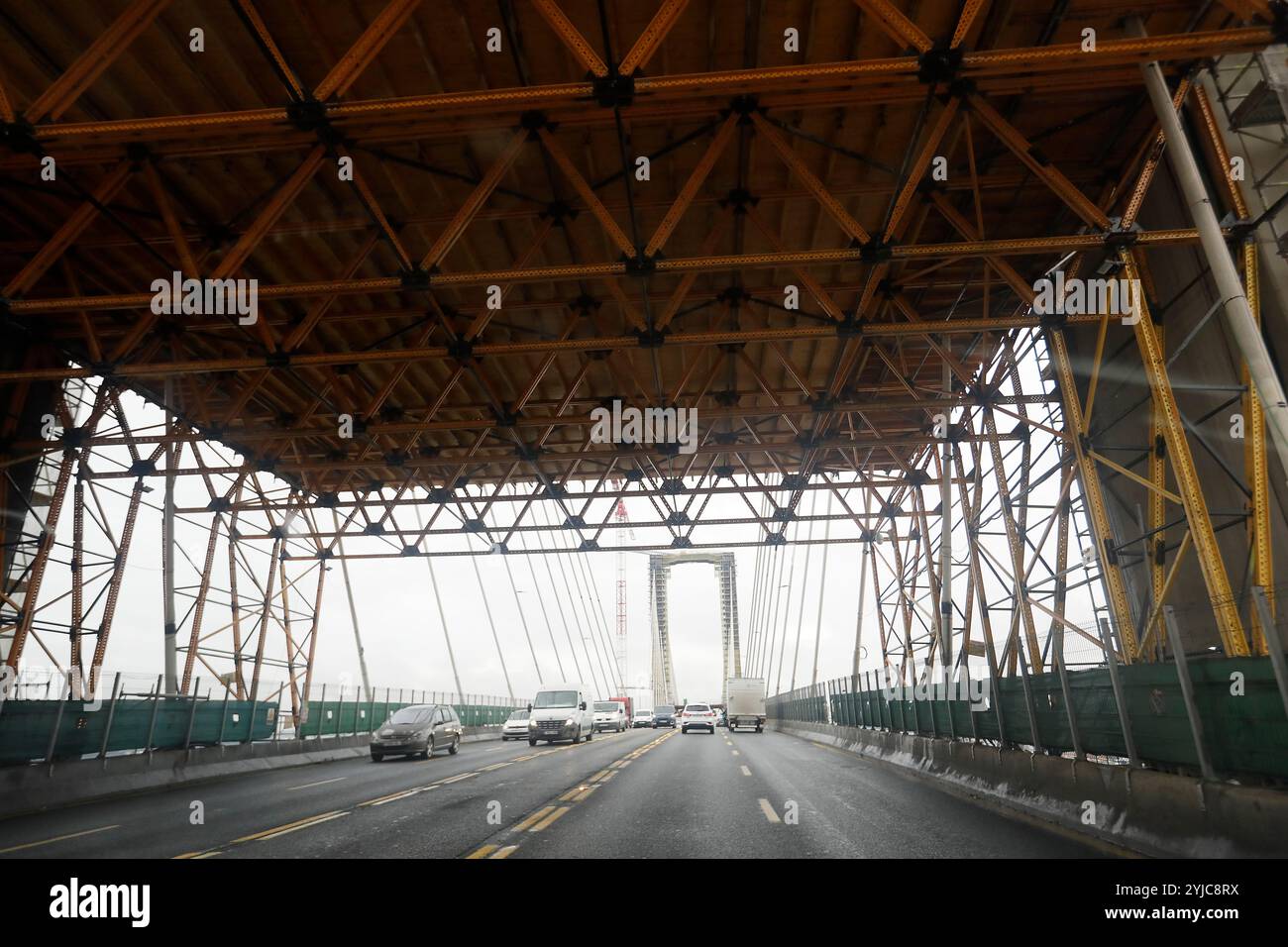 Seville, 04/12/2023. Works on the V Centenario bridge. Photo: Raúl ...