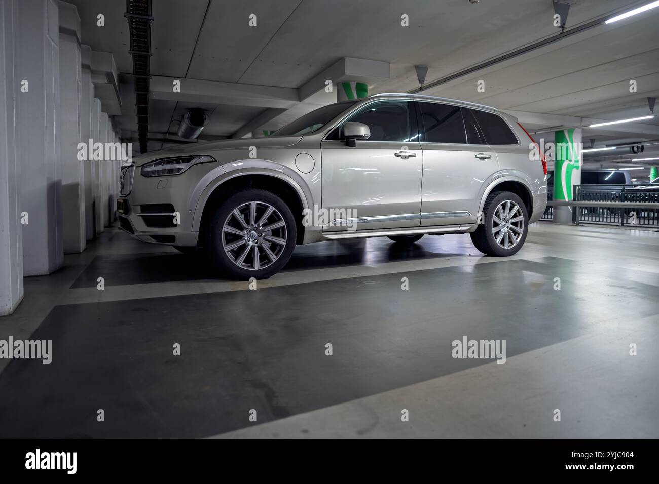 Well lit garage setting hi-res stock photography and images - Alamy