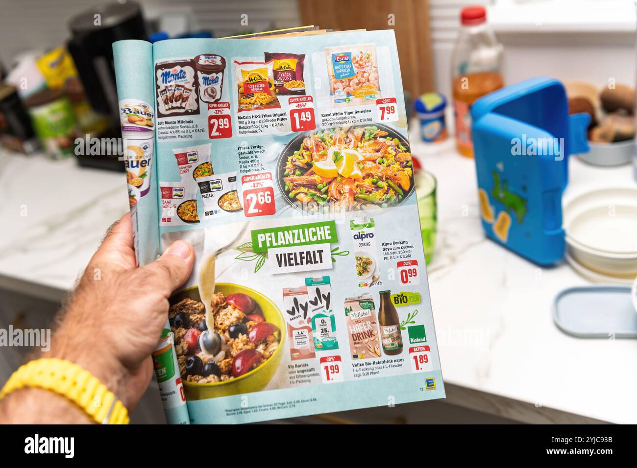 Advertisement flyer shoppers hi-res stock photography and images - Alamy