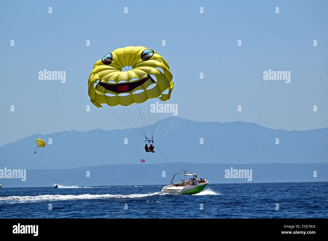 Parasailing adventure hi-res stock photography and images - Alamy
