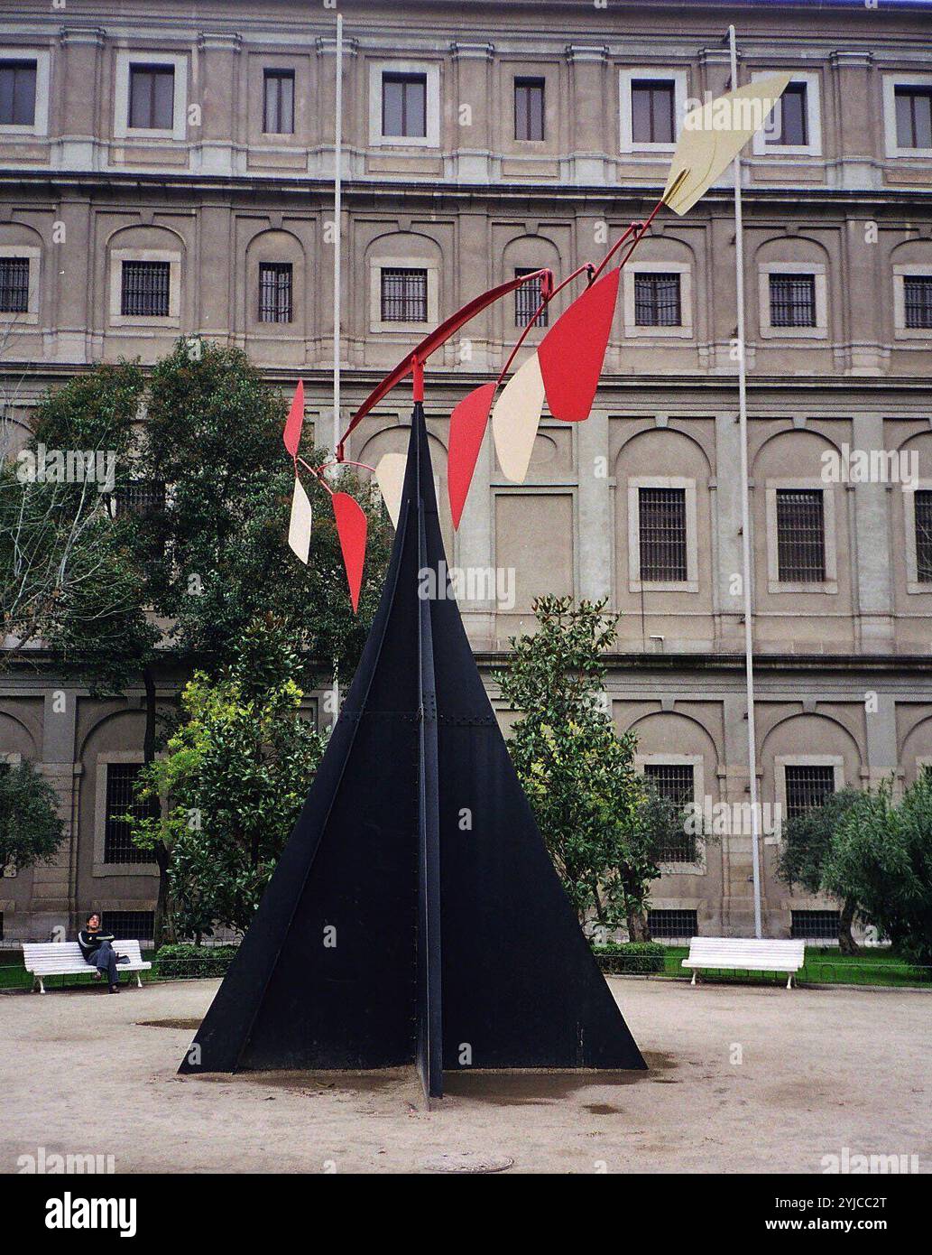CARMEN - 1974 - ESCULTURA MOVIL EN EL PATIO DEL EDIFICIO SABATINI ...