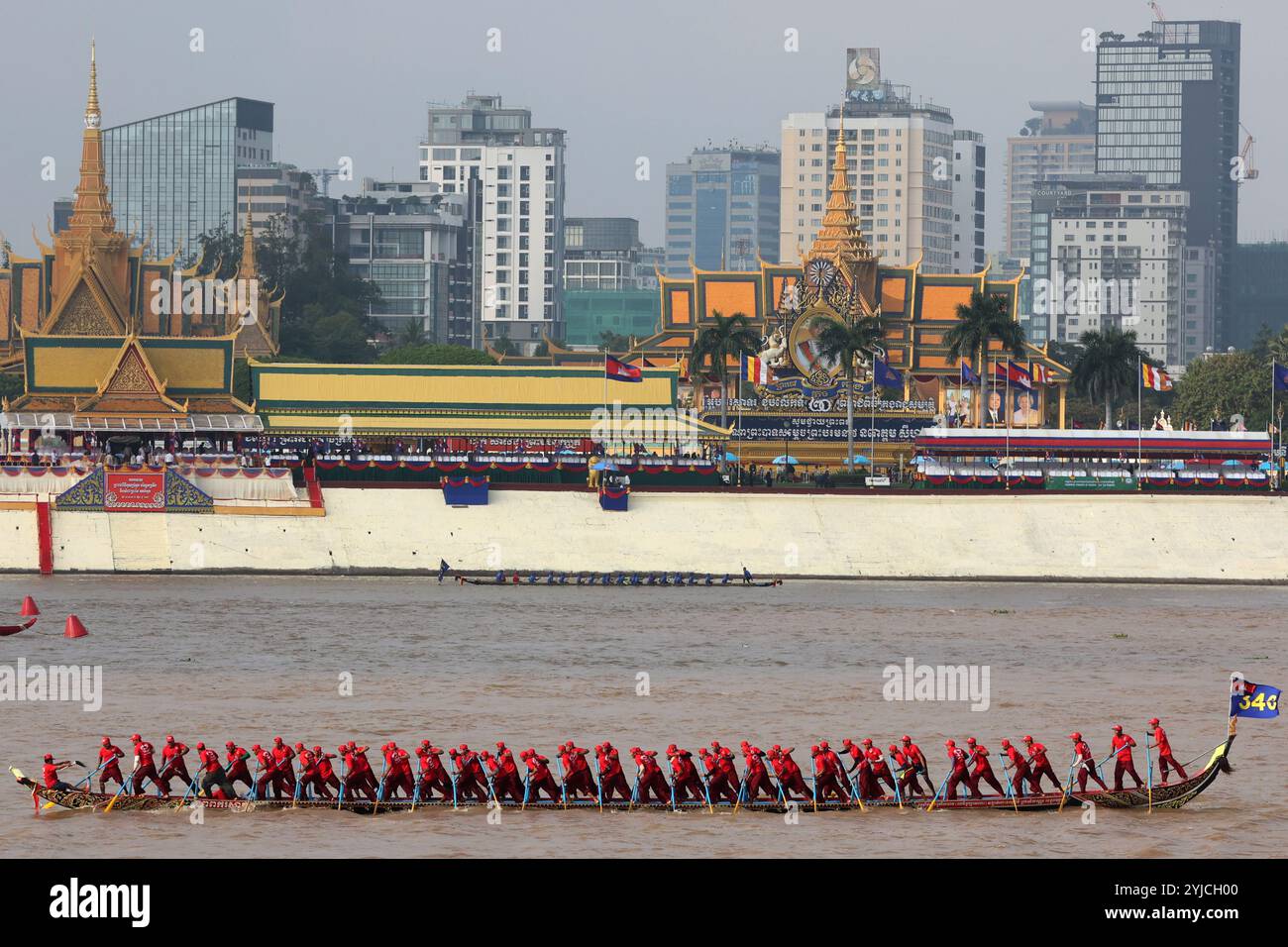 Phnom Penh. 14th Nov, 2024. Contestants race their boat during the ...