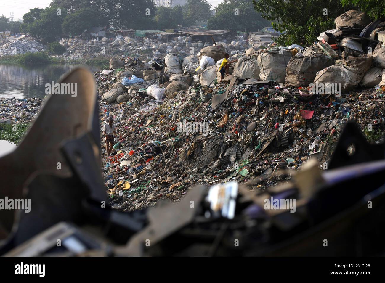 Dhaka, Dhaka, Bangladesh. 14th Nov, 2024. Plastic recycling factories ...